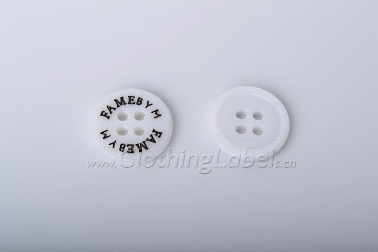 Shell buttons in the garment for sale | ClothingLabels.cn